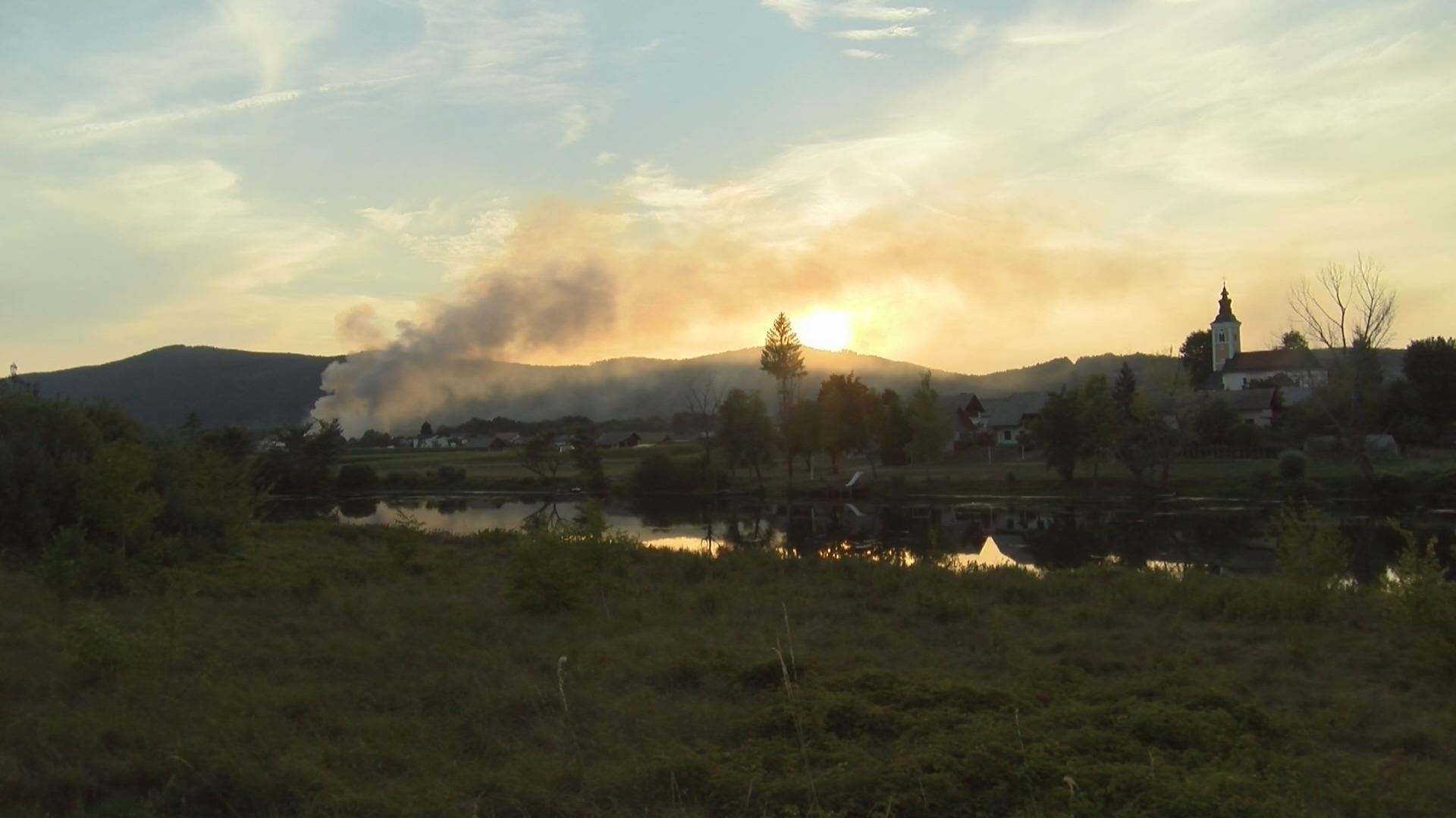 Tako črna voda domačinom teče iz vodnjaka, nekaj metrov od reke Krke ...