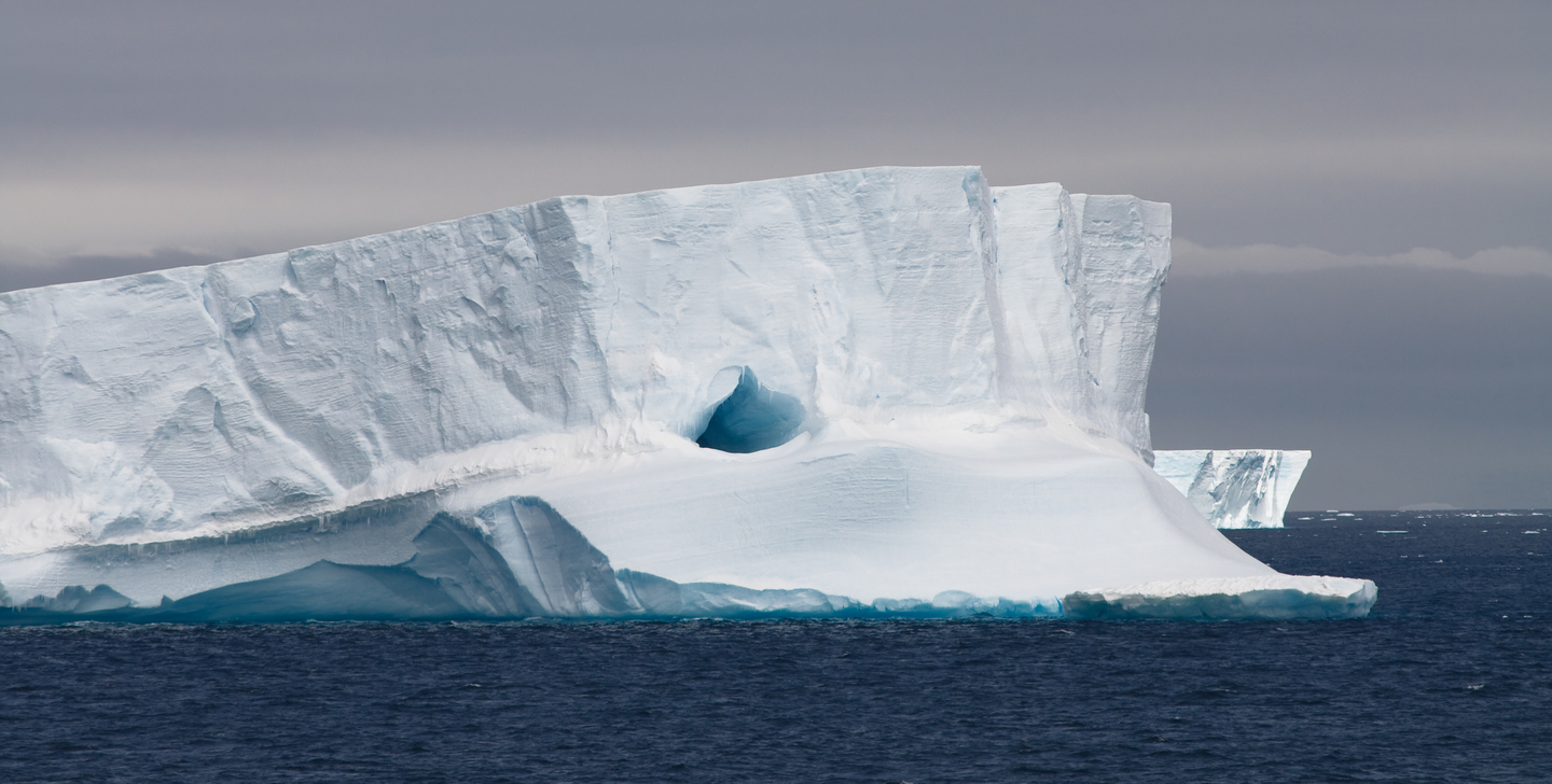 Tabular Iceberg Floating, Antarctic Peninsula, Antarctica | Nova24TV