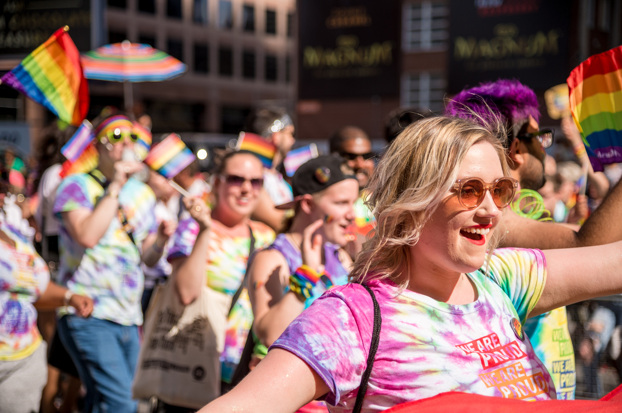 Happy parade goers participate in 2016 Toronto Gay Pride March | Nova24TV