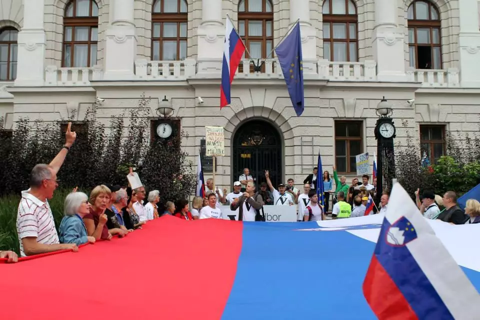Mineva 4 leta od ustanovitve Odbora 2014, ko so Janšo pospremili na ...