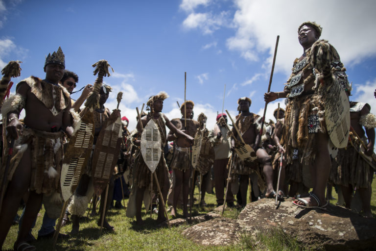 Južnoafriško pleme Zulu se je pridružilo belim kmetom v boju proti ...