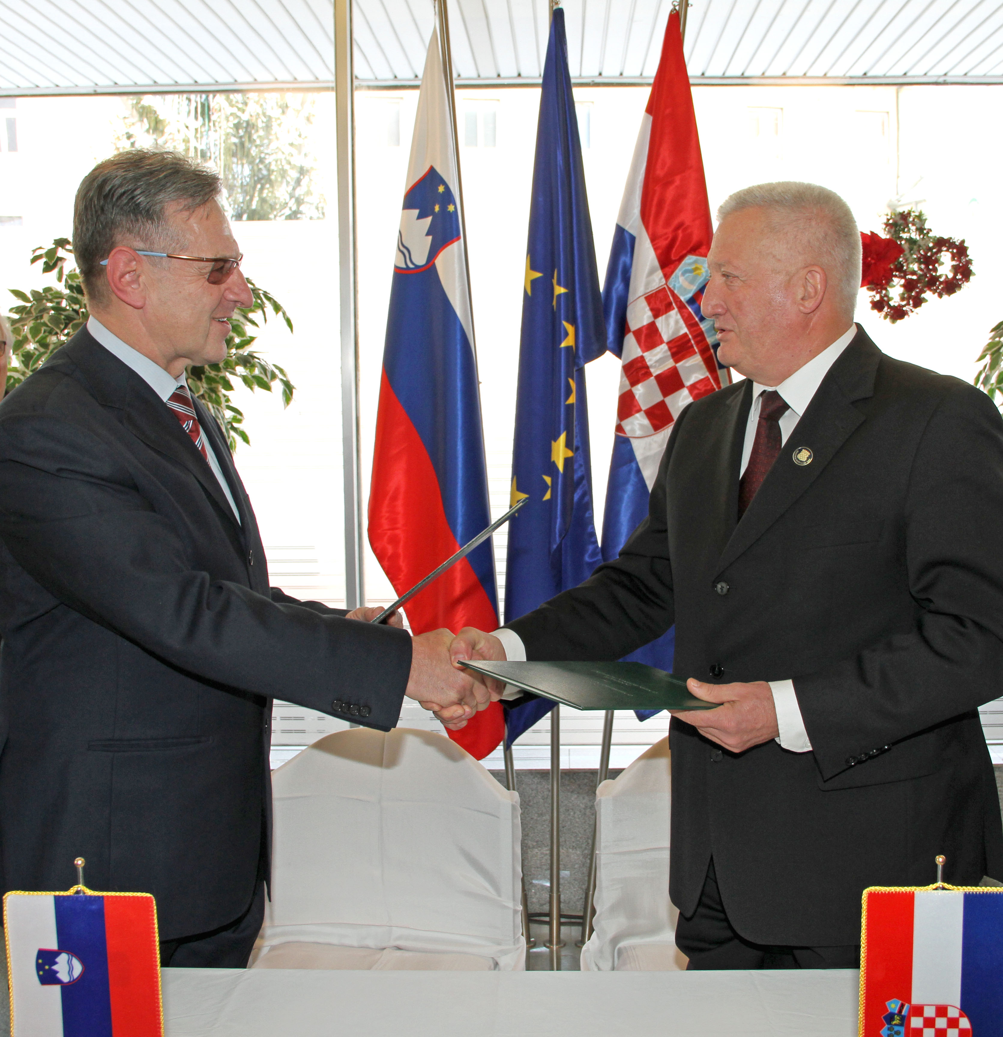 Predsednik Društva MORiS Kočevska Reka Tone Krkovič s hrvaškim ...