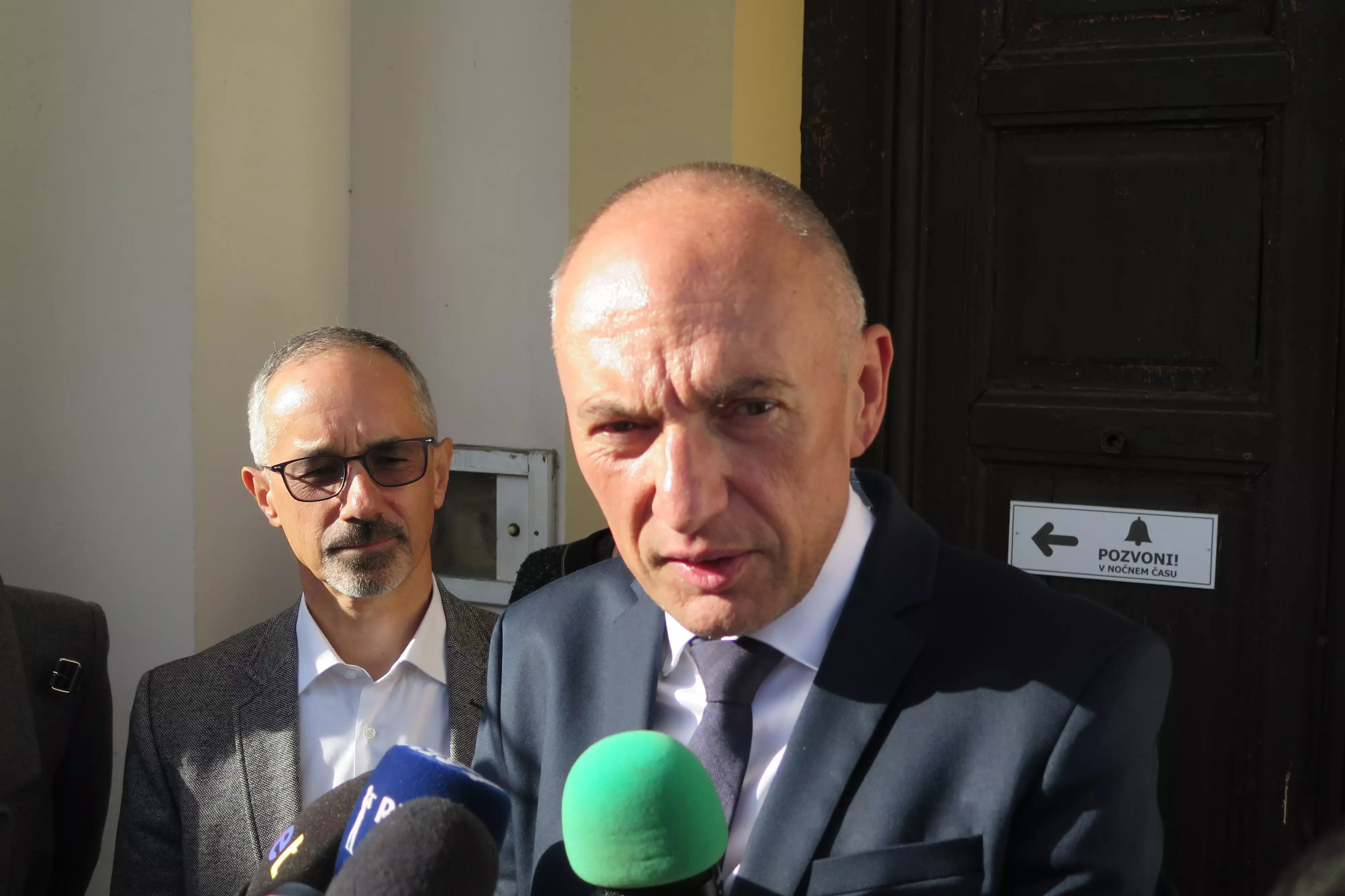 Kako je minister za zdravje Aleš Šabeder v enem dnevu klonil pod ...