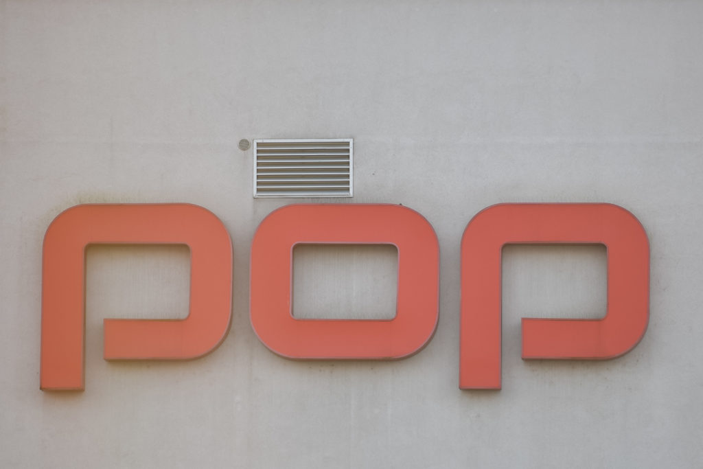 Poplačilo medijskim monopolom: Pop TV in Kanal A bosta še naprej molzla ...