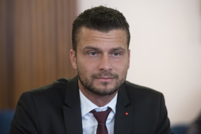 Vodja poslancev SD Prednik odstopil po javnem razkritju grozljivih ...