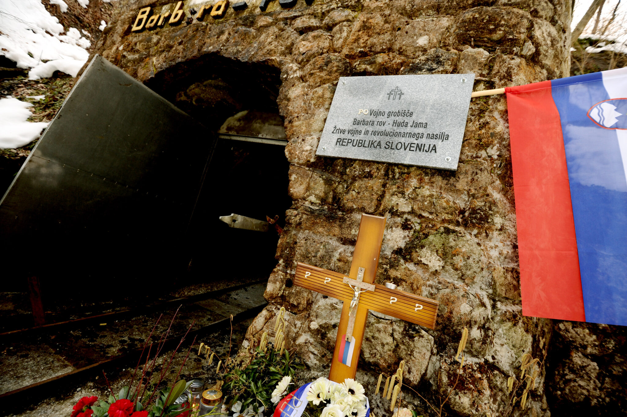 Vlada razglasila Barbarin rov v Hudi Jami za kulturni spomenik ...