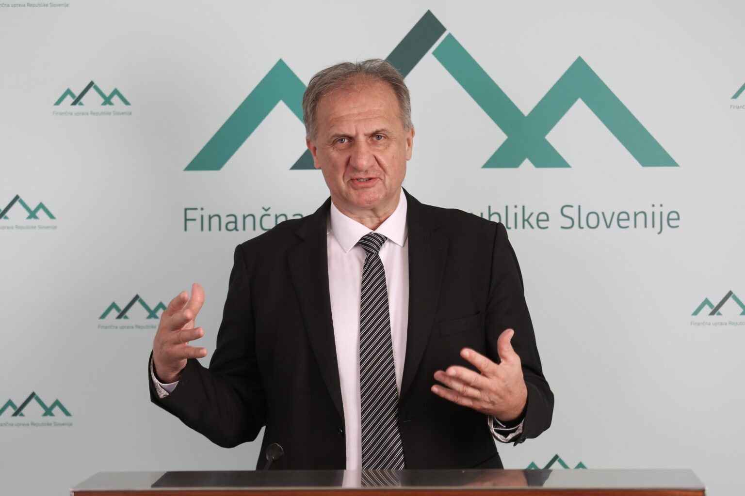 Vlada znižuje plače! Simič: “Davčna reforma kot davčno maščevanje ...