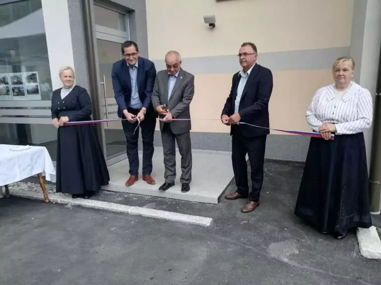 Loški Potok: Slavnostno namenu predali medgeneracijski center Hrib ...
