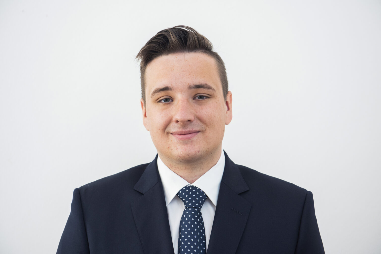 [Video] Posnetek, kjer poslanec Žavbi na seji vrta po nosu in smrkelj ...