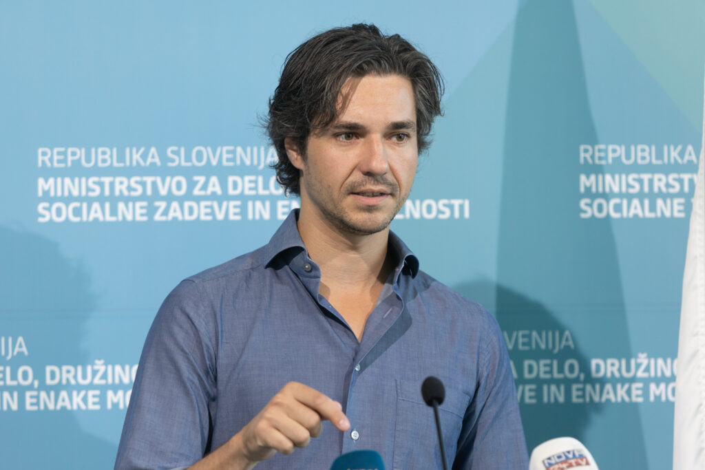 Mesec z namenom odvračanja od afere Smodej z obveznimi božičnicami ...