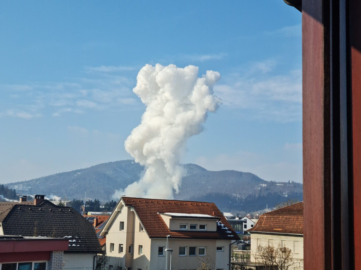 [Video] Zaradi eksplozij na Vrhniki umrla ena oseba, dve osebi se še vedno borita za življenje ...