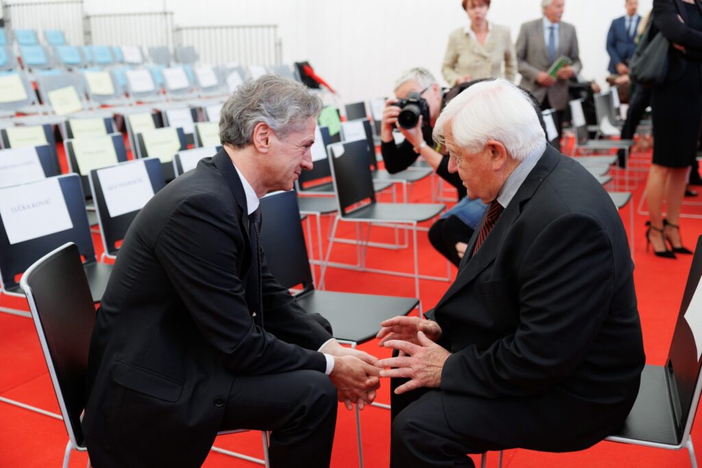 Kučan ni pomagal tistim, ki so doživeli tragedijo, ampak je poskušal ...