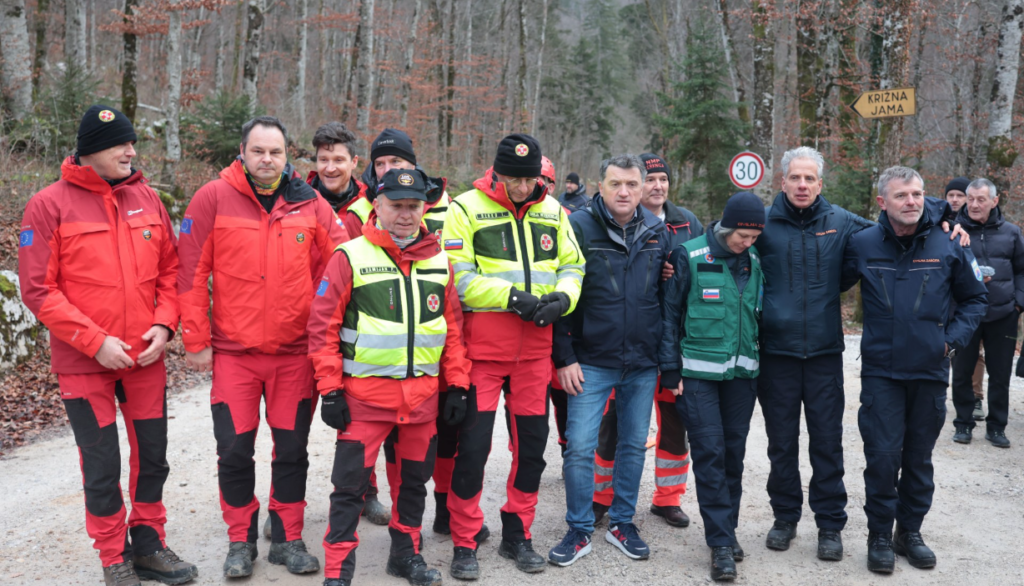 Reševalci so iz Križne jame uspešno rešili vseh pet oseb | Nova24TV