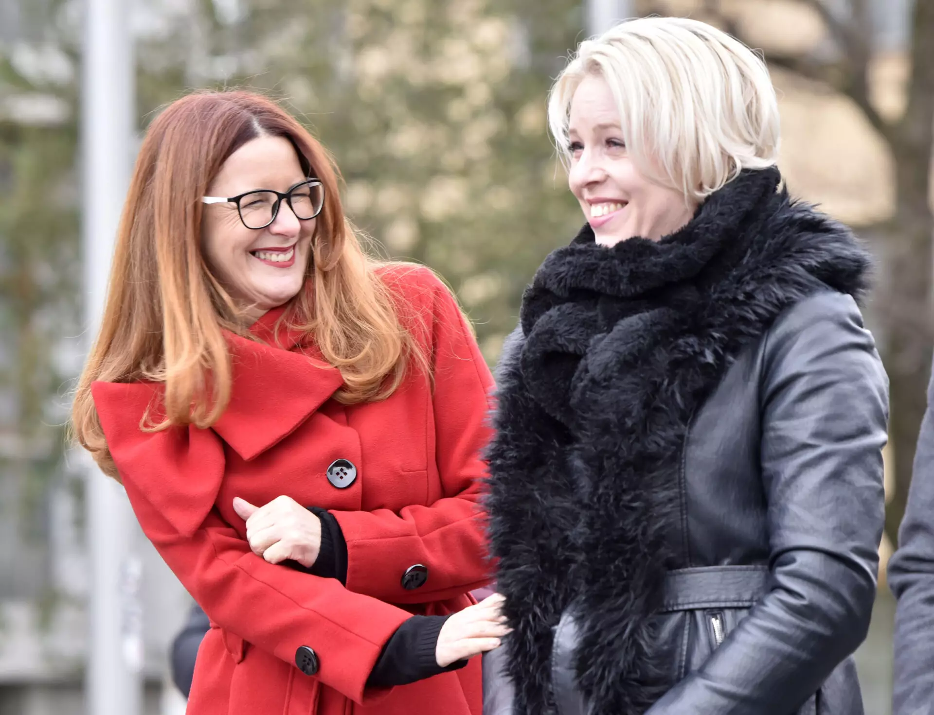 Grobarka Slovenske vojske in ljubiteljica partizanskih proslav se vrača ...