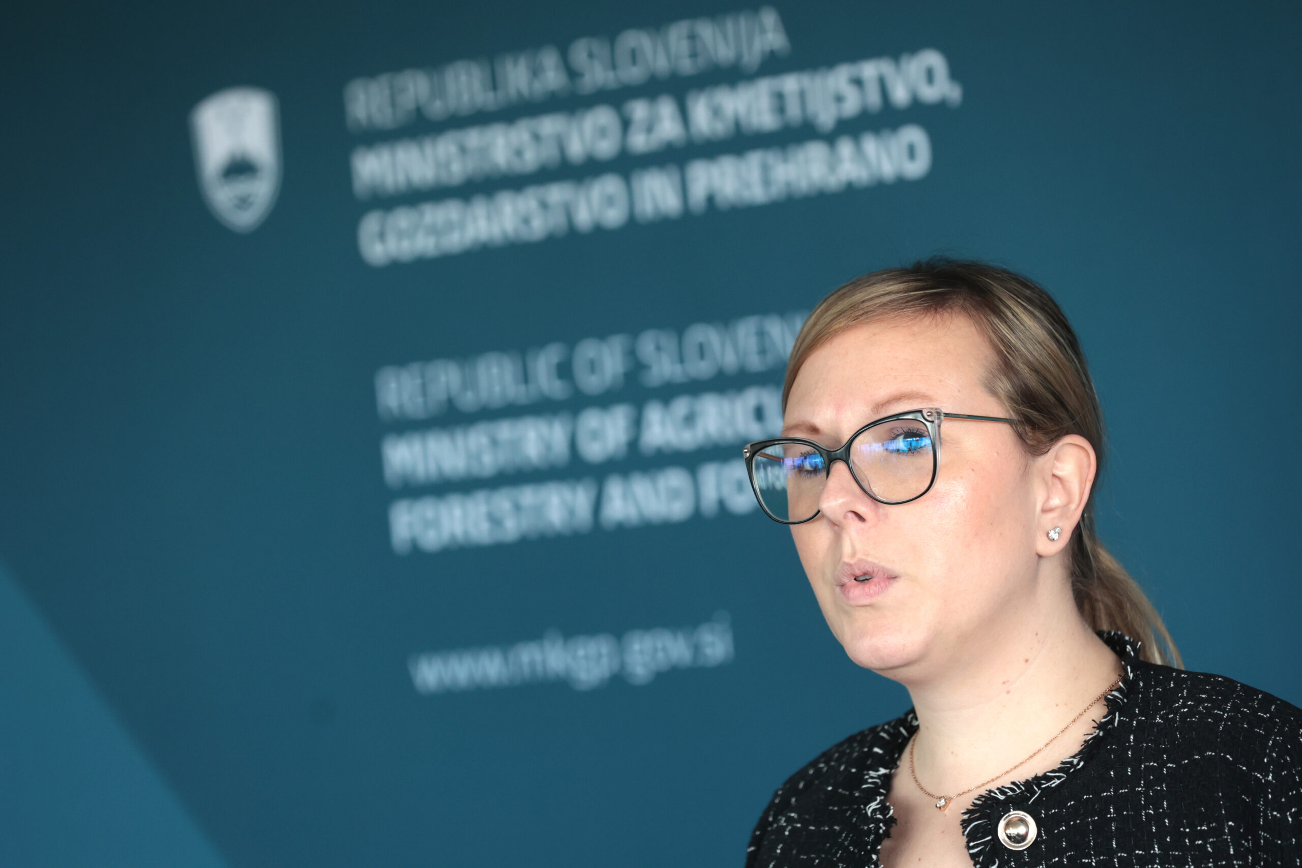 Ministrica dobila zaušnico ustavnega sodišča, zato naj odstopi | Nova24TV