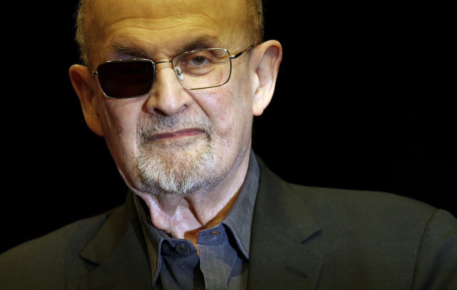 Napadalec, ki je skoraj oslepil Salmana Rushdieja, obsojen na najvišjo možno kazen | Nova24TV