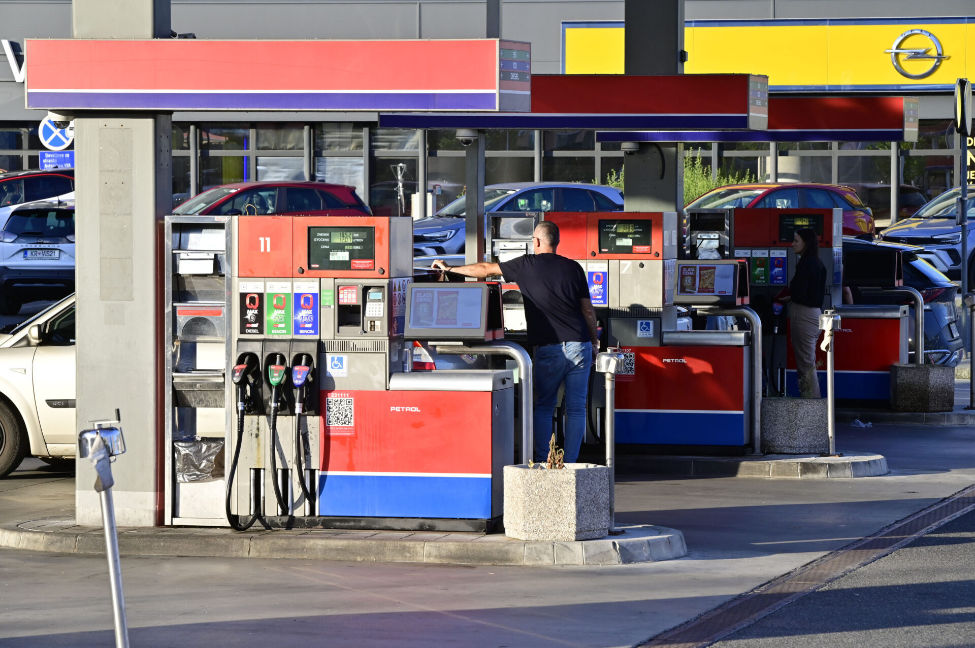 Primerjava cen goriv med Slovenijo in Hrvaško | Nova24TV