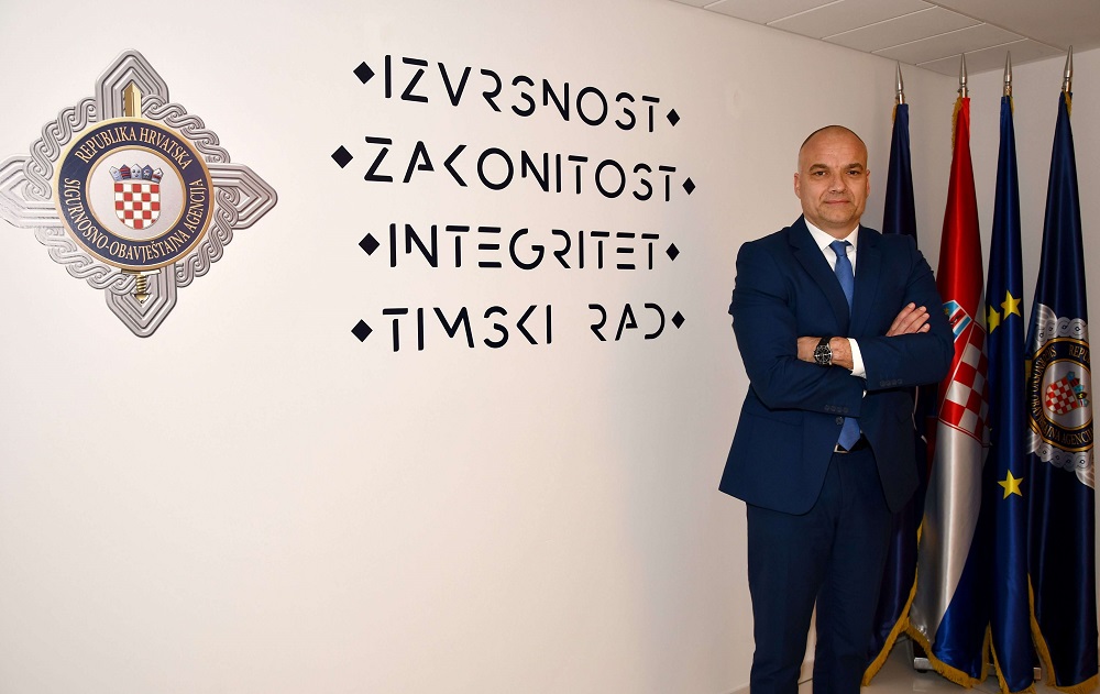 Tudi to je razlog, da nas Hrvati premagujejo na diplomatskem parketu ...