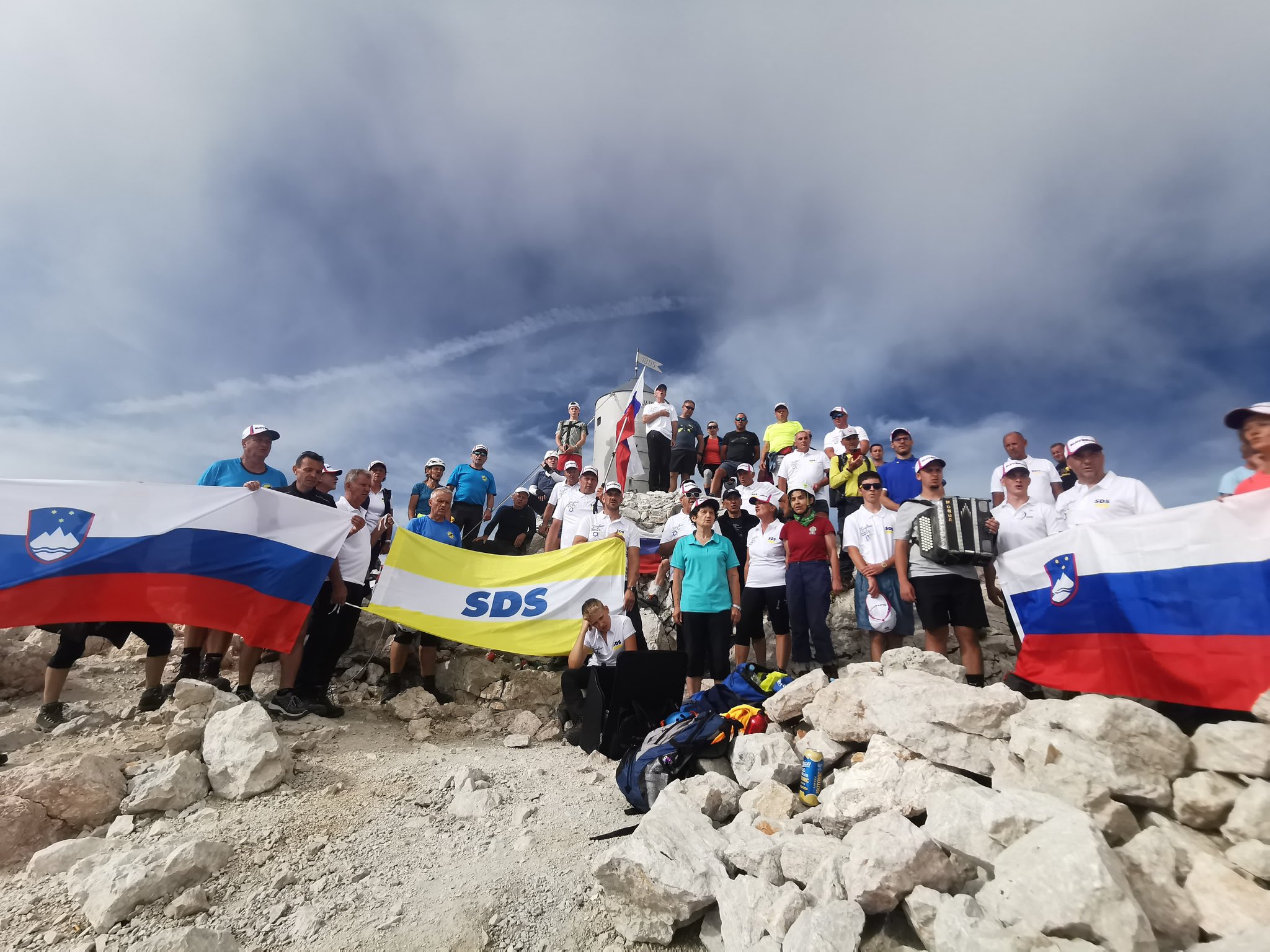 [Video] Janša in podporniki osvojili Triglav | Nova24TV
