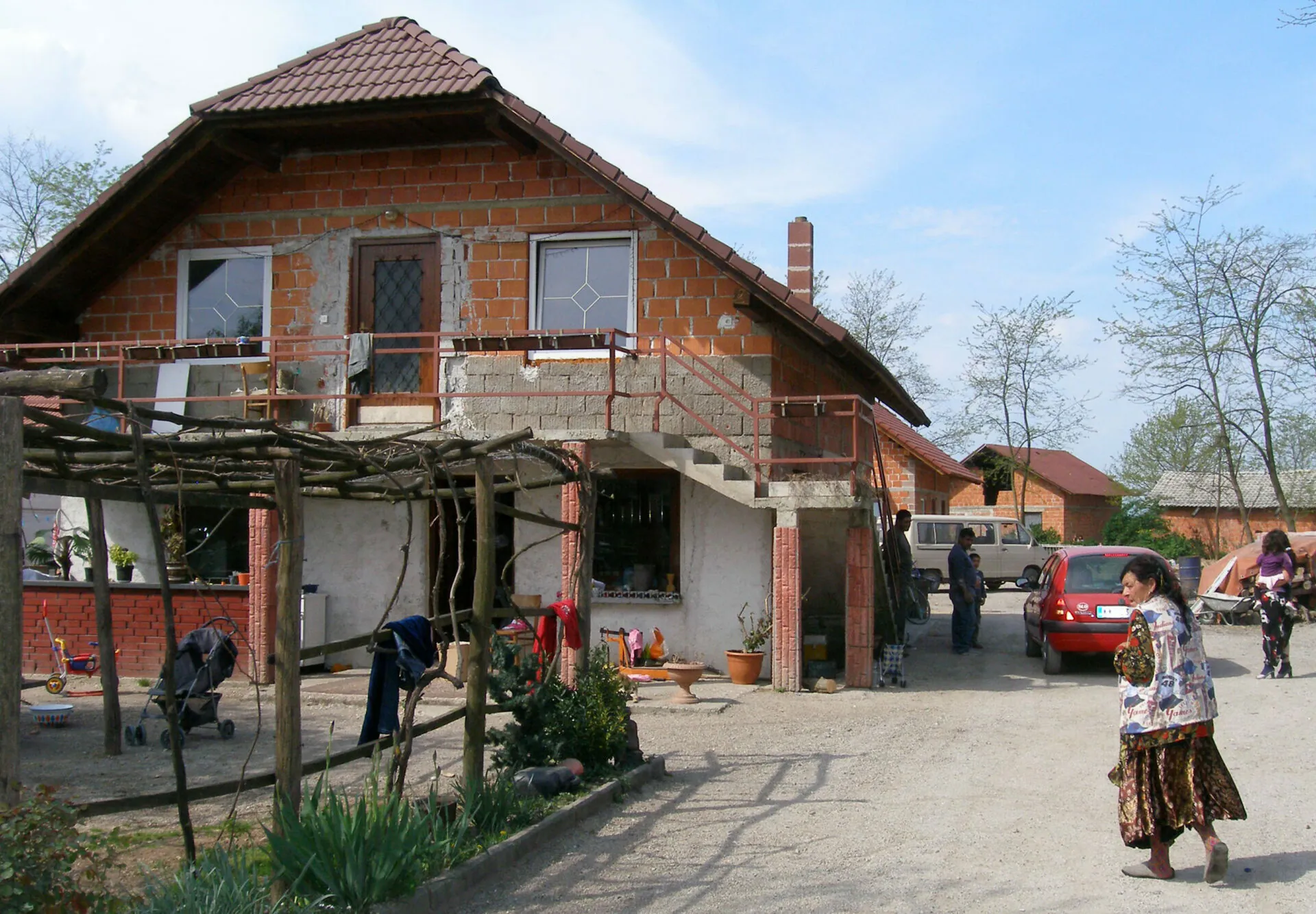 Celotno romsko naselje že 10 let krade elektriko z bližnjega daljnovoda ...