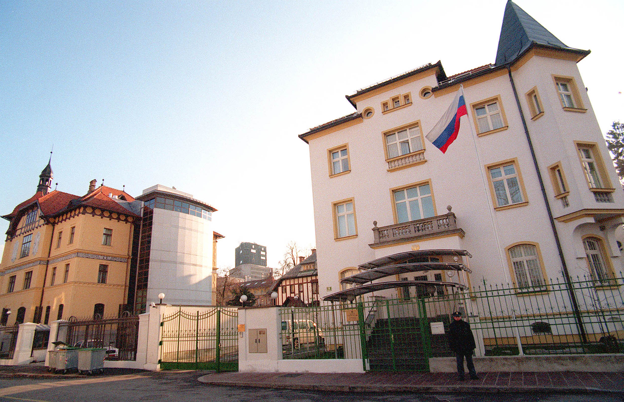 Veleposlaništvo Ruske federacije v Ljubljani je tudi zatočišče ruskih ...
