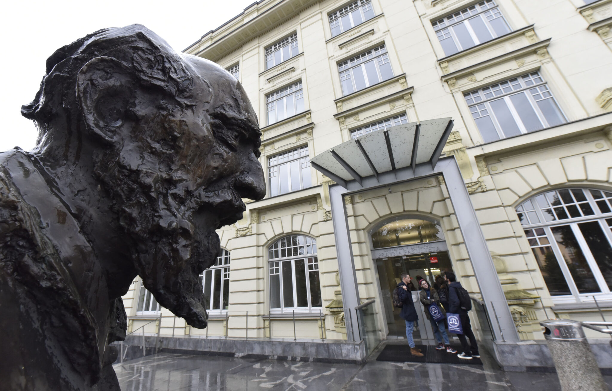Pravna fakulteta v Ljubljani izvaja raziskavo o psihedelikih in ...