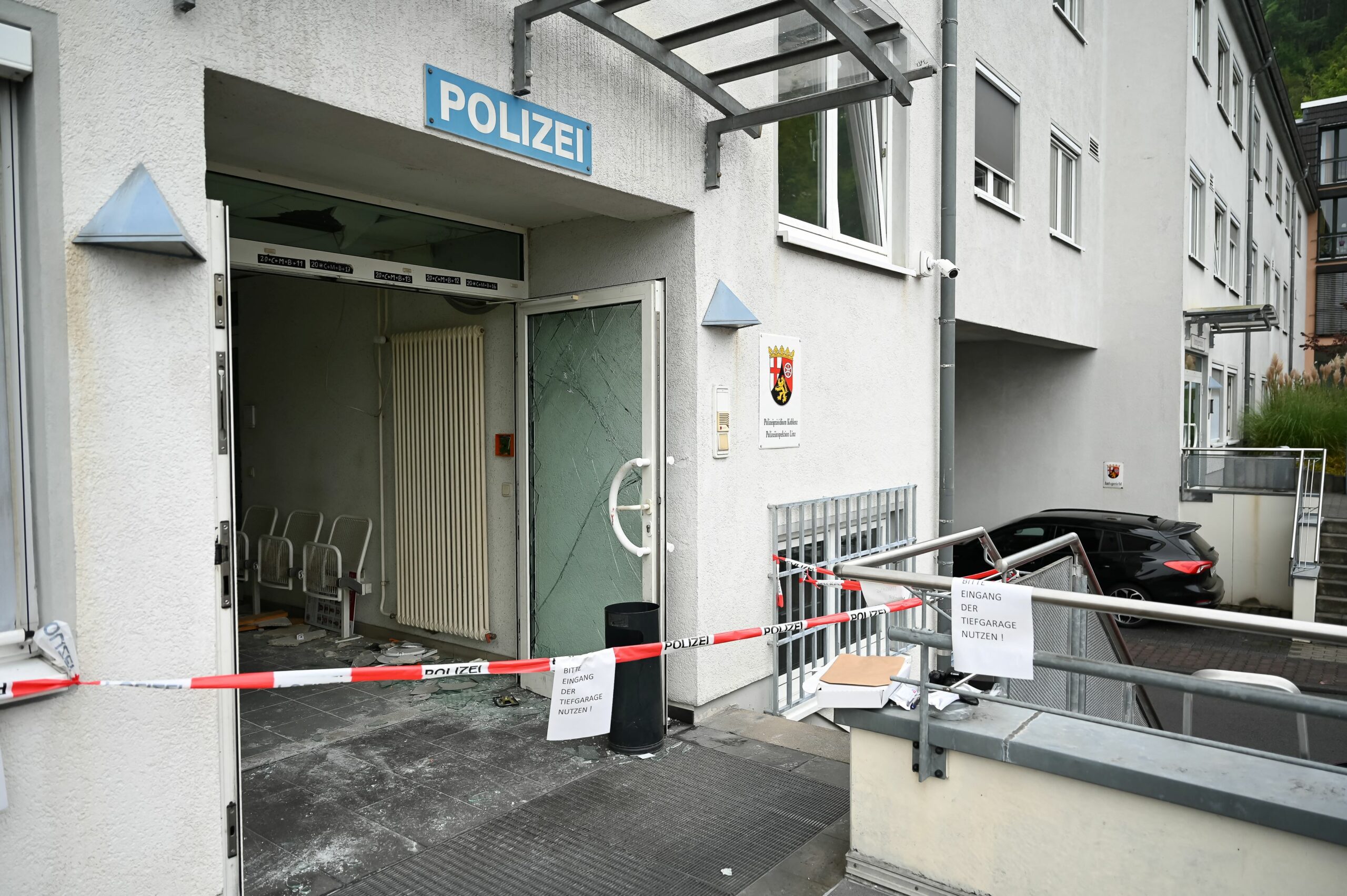 [Video] Albanec kričal “Allahu Akbar” in z mačeto grozil policistom ...