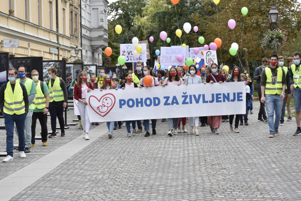 Pohod za življenje letos pod sloganom: Vsak nerojeni otrok je človek | Nova24TV