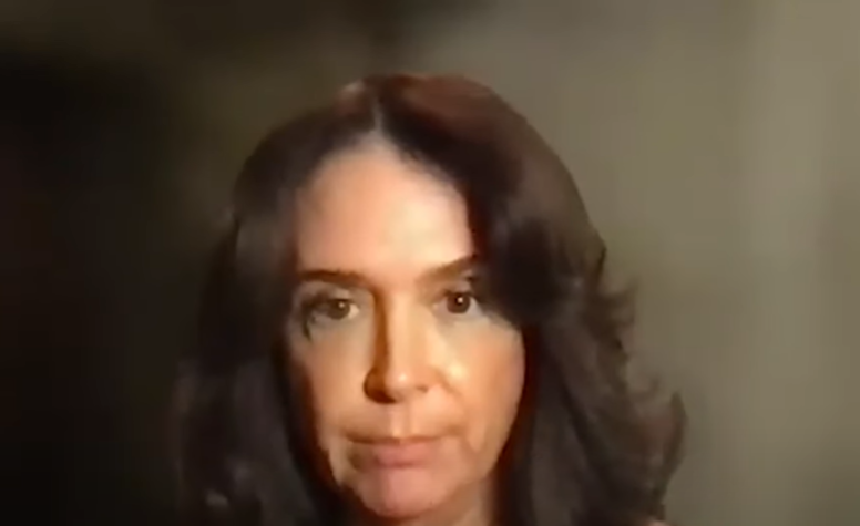 Nekdanja manekenka, ki je po 31 letih Trumpa obtožila dotikanja, je ...