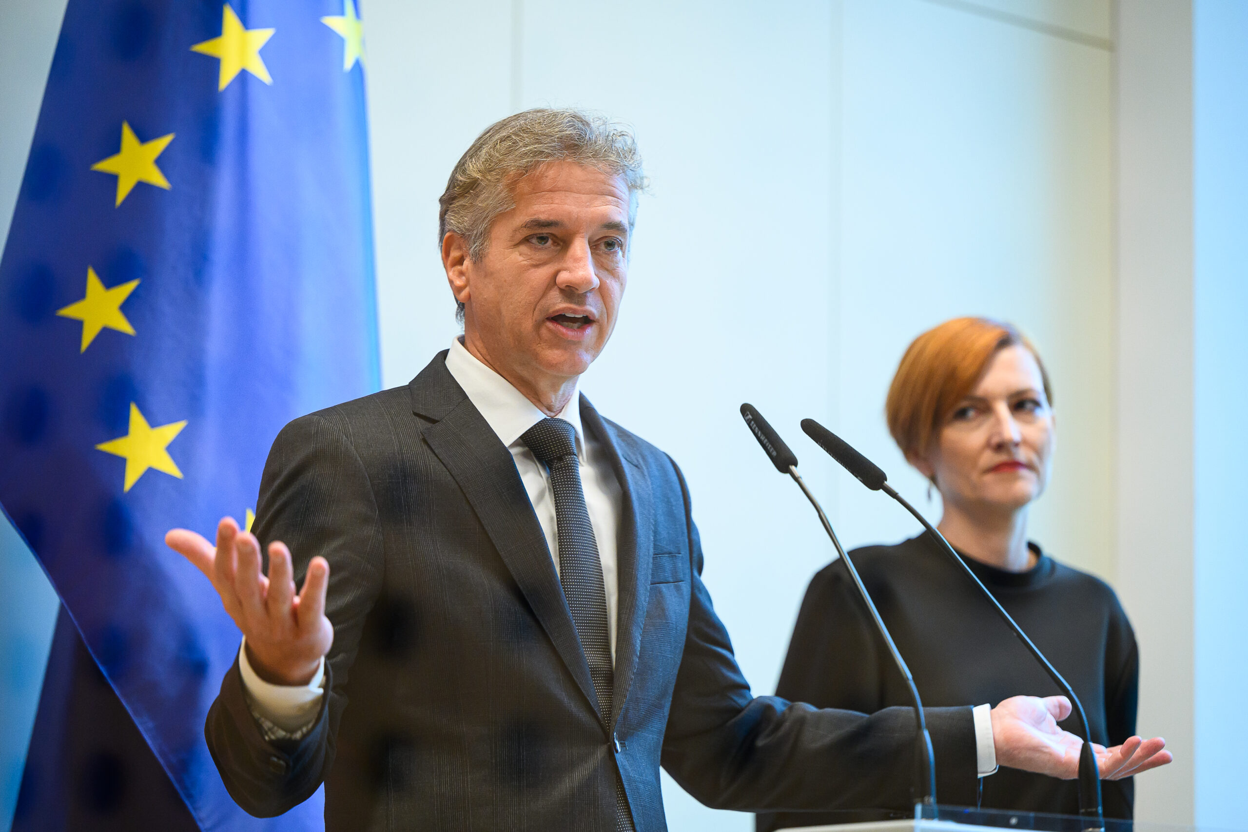 Zakaj vlada prikriva, katerim “zaslužnim” je podelila dodatke k ...