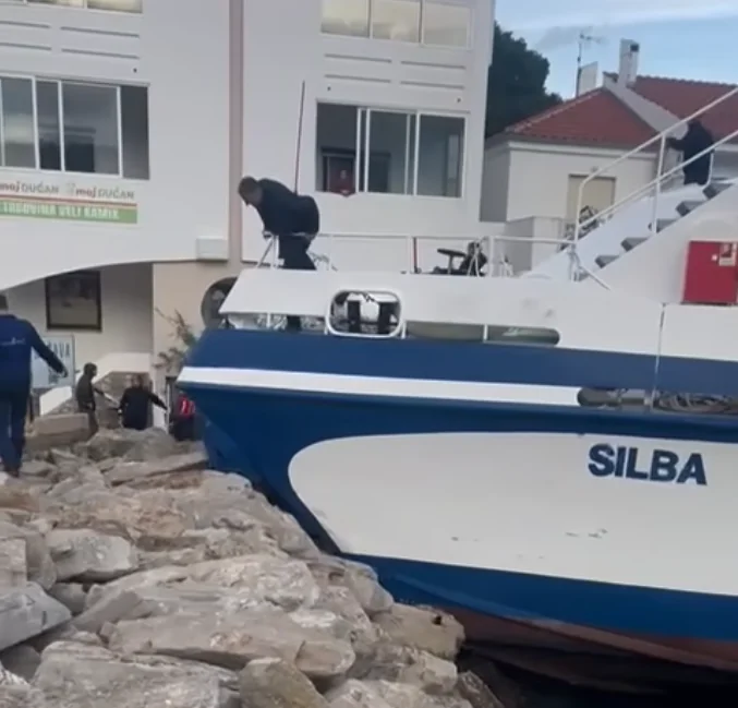 [Video] Na Dugem otoku nasedel še en katamaran | Nova24TV