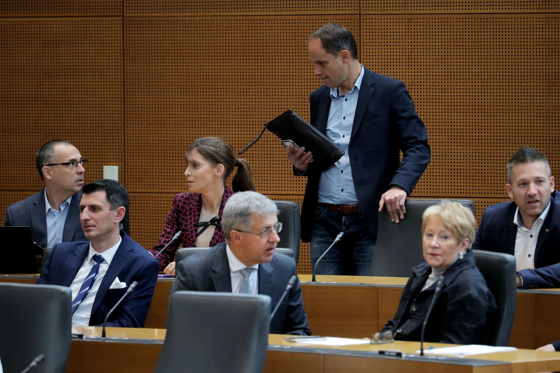 [Anketa] Večina vprašanih meni, da bi morali Anže Logar, Eva Irgl in Dejan Kaloh vrniti ...