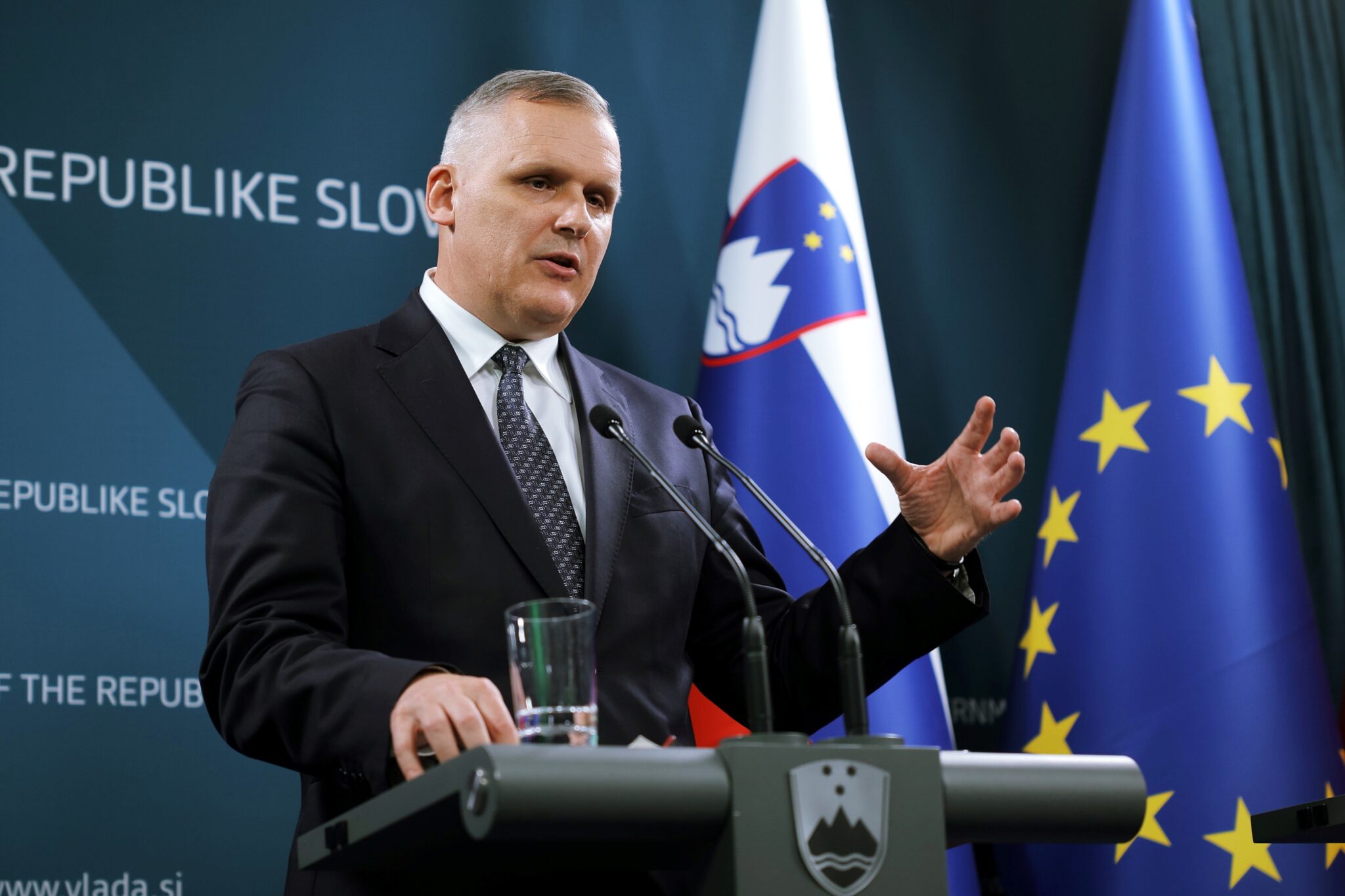 Mesece prej so vedeli, zdaj pa se sprenevedajo in s prstom kažejo na ...