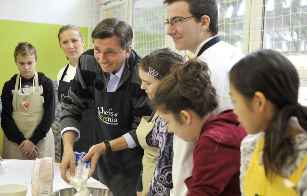 Pahor bo na božični večer kuhal štruklje | Nova24TV