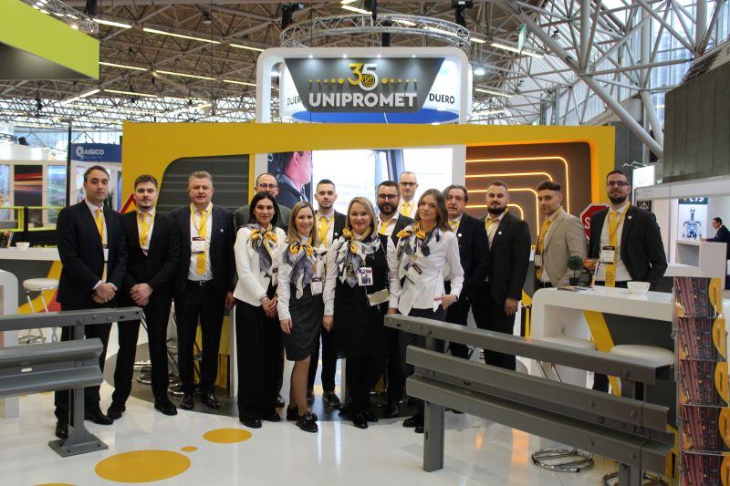 Lastnik podjetja presenečenim zaposlenim kupil avtomobile, lahko so si ...