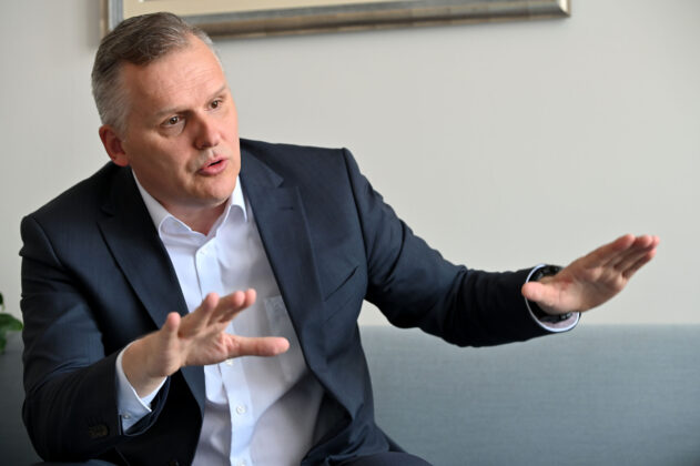 [Video] Minister Kumer kazensko ovaden | Nova24TV