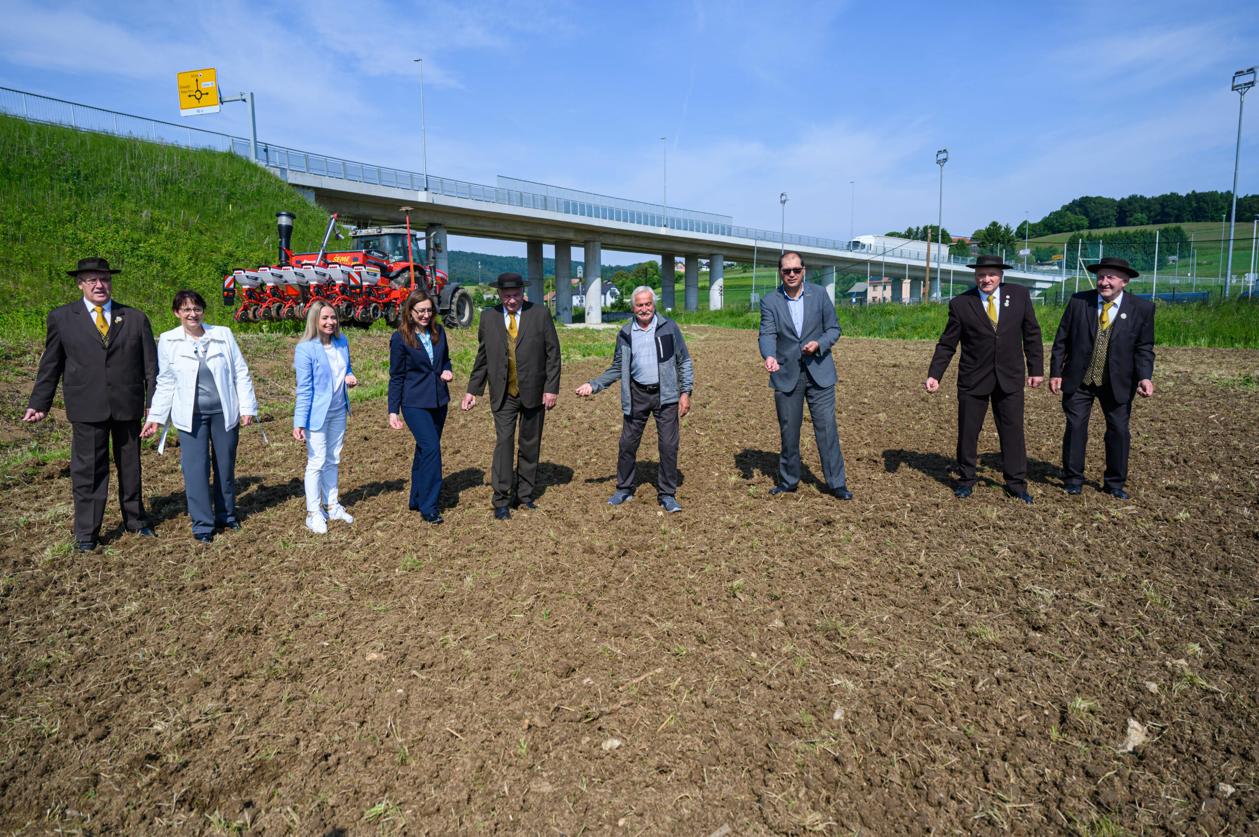 V Ivančni Gorici setev sončnic ob svetovnem dnevu čebel | Nova24TV