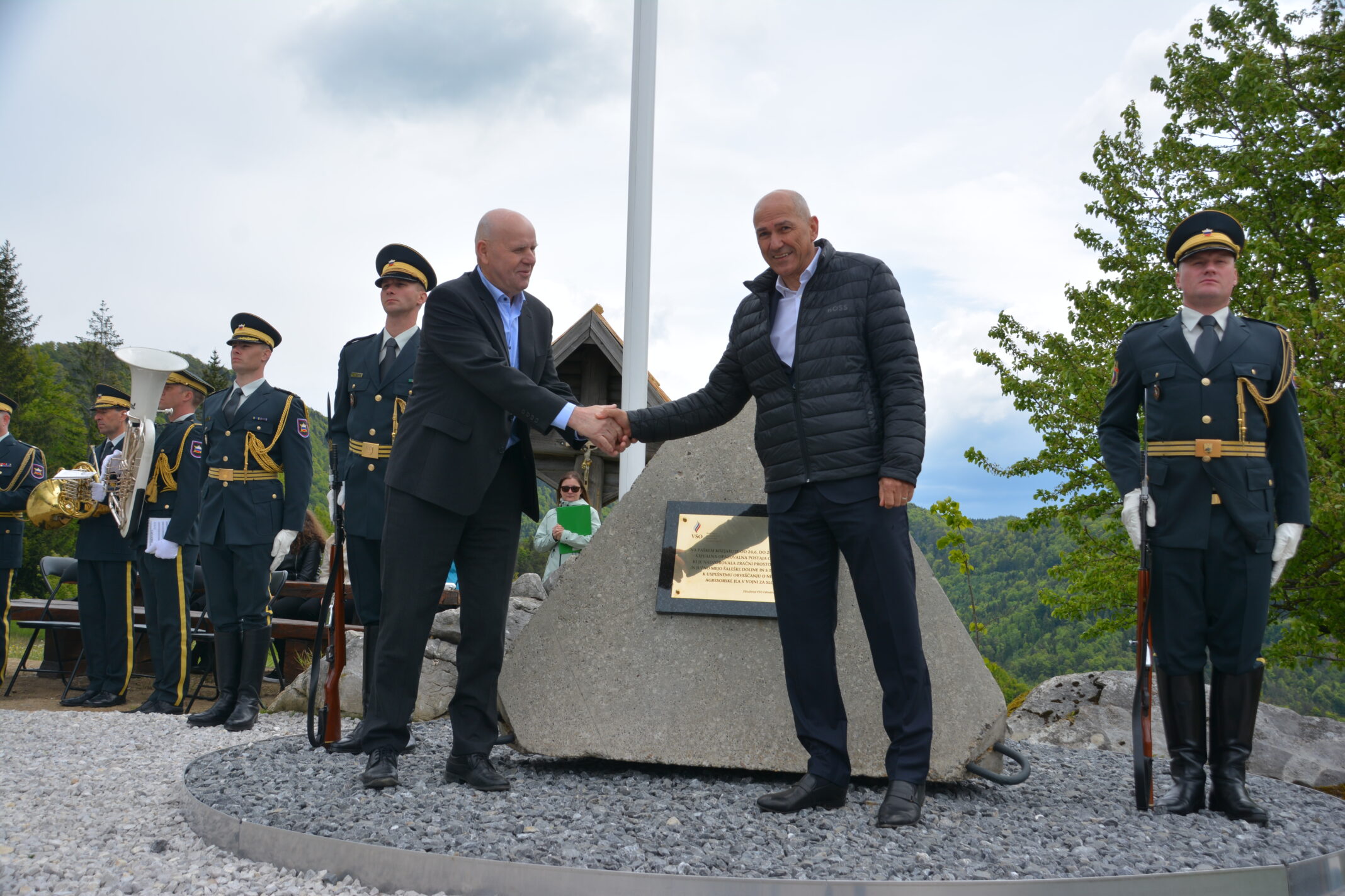 Odkrito obeležje v spomin na pogumne opazovalce slovenskega neba v času osamosvojitve | Nova24TV