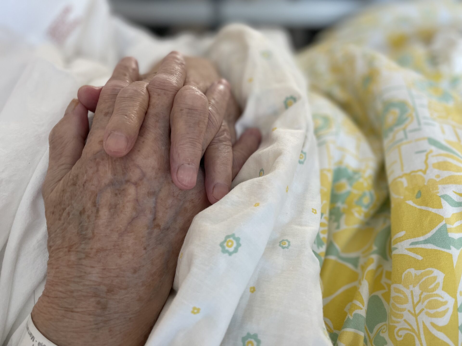 Zaposleni v dolgotrajni oskrbi: “Ministrstvo ni opravilo svoje naloge ...