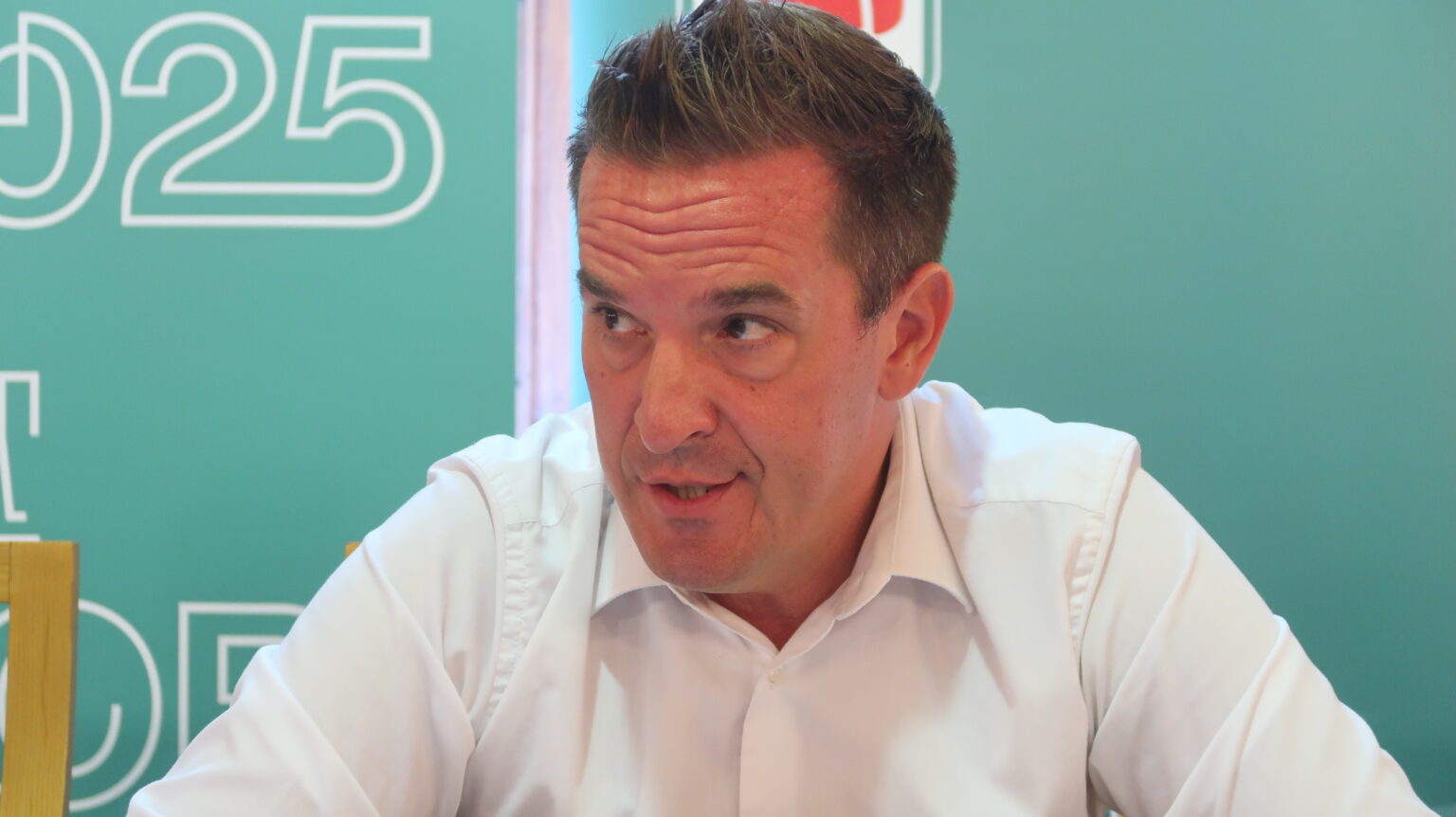 Zakaj osrednji mediji ne poročajo o “pravih” razlogih za njegovo ...