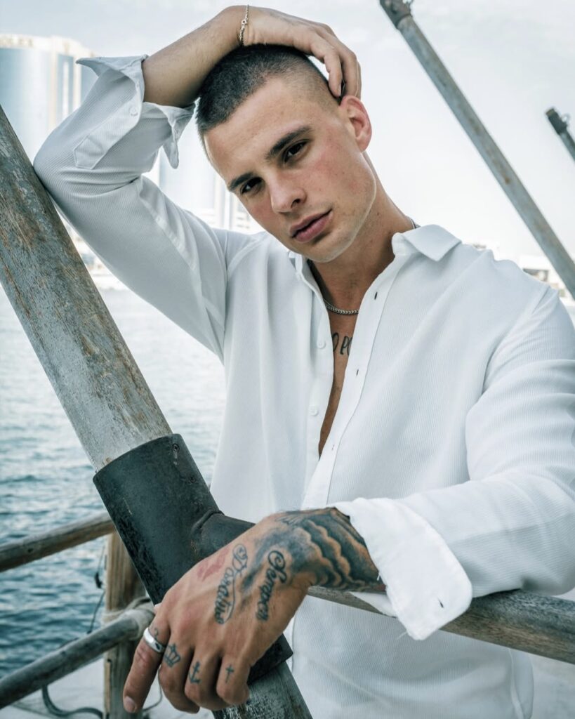 Prvi Slovenec v britanski ljubezenski vili že buri duhove – in srca ...