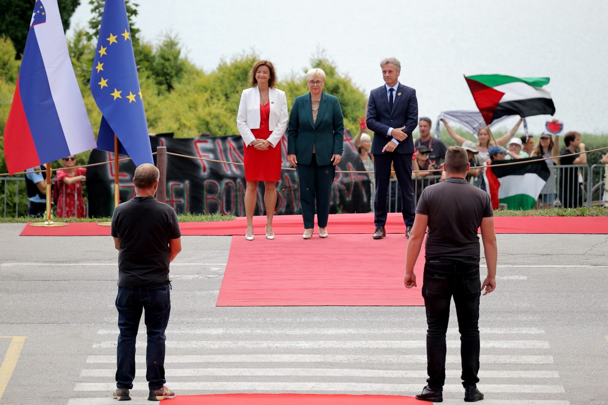 Tanji Fajon se zdi 7. oktober le še oddaljen dogodek ne glede na to, da talcev še ni nazaj ...