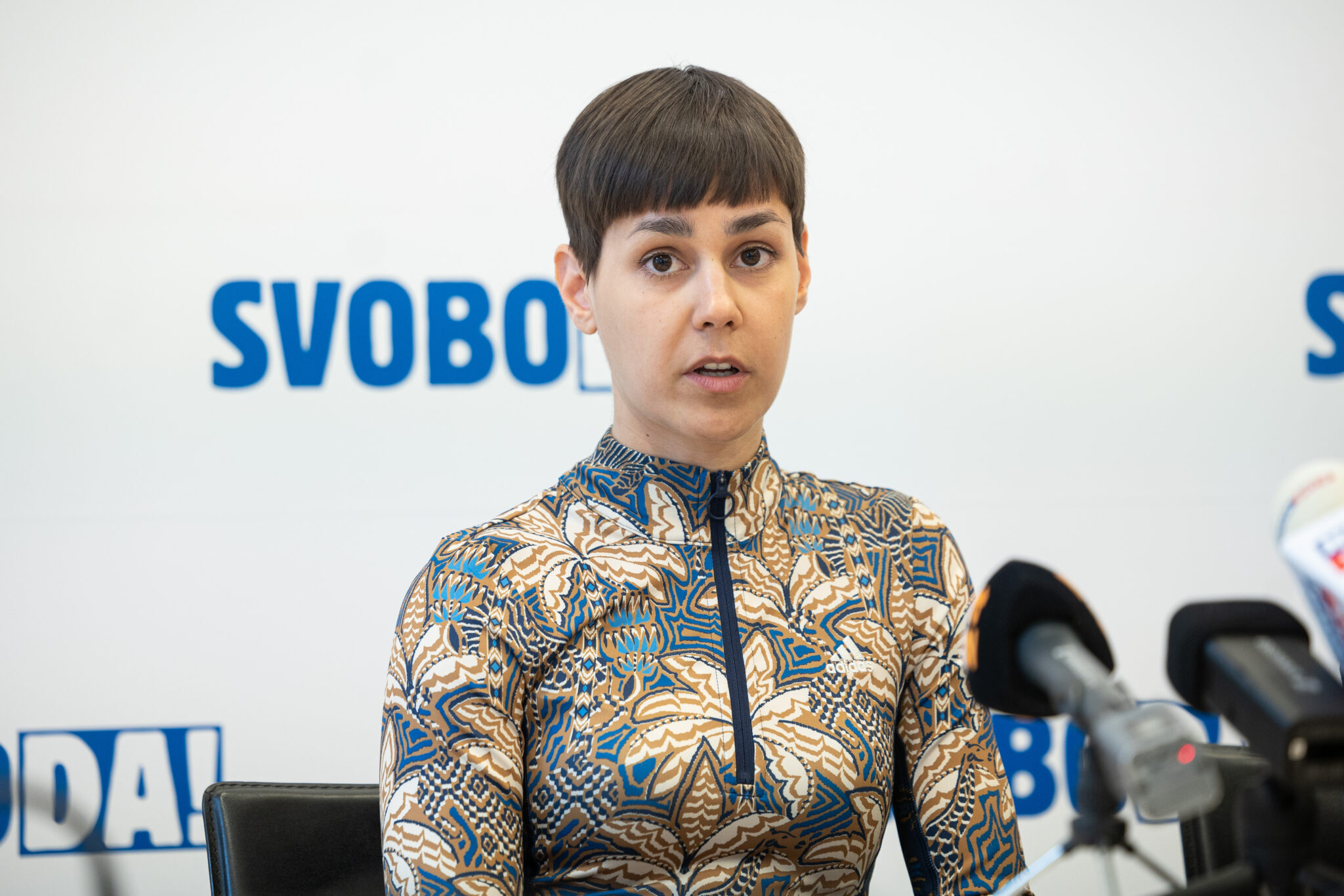 Izvedeli smo – starša poslanke Sare Žibrat “po vezah” znova nazaj na ...