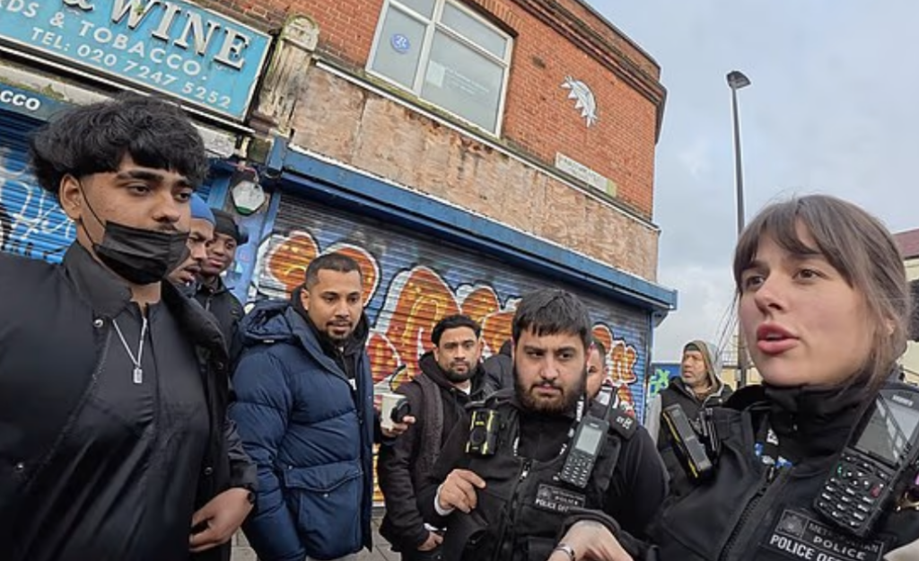 London: policistka rešila krščanskega pridigarja pred podivjanimi ...